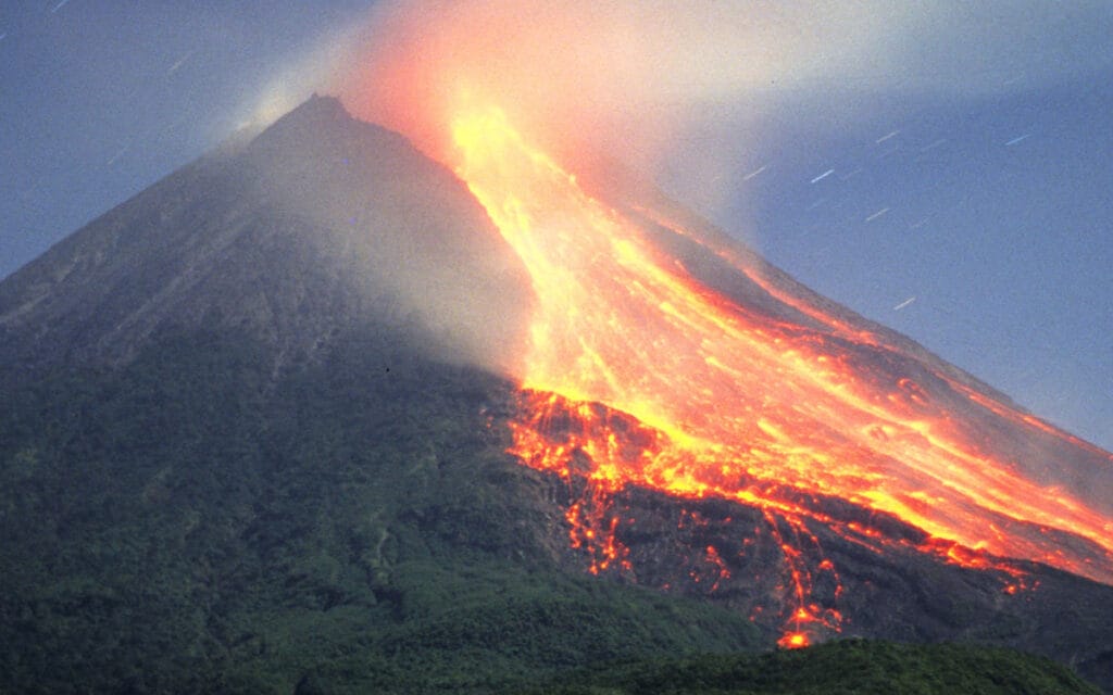 Monte Merapi entra en erupción; uno de los volcanes más activos del ...