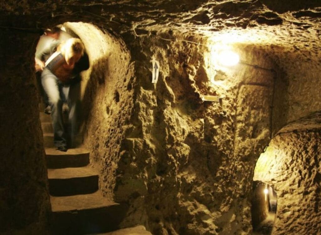 Derribó la pared de su sótano y descubrió a Derinkuyu; una misteriosa ...