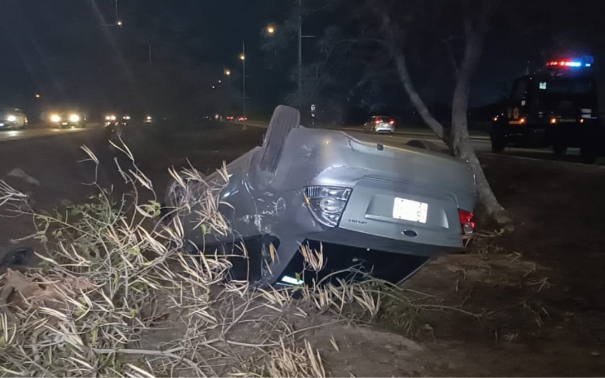 Novio abandona a su morra dentro de su auto tras volcar en el ...