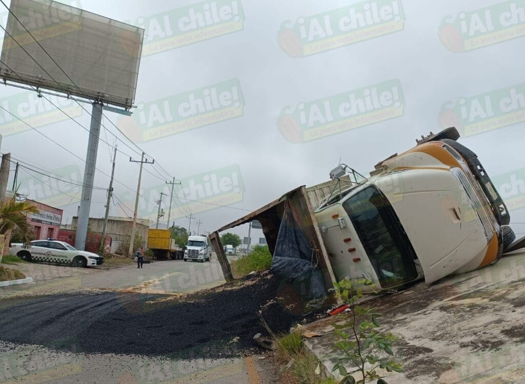 Yucatán. Chambeador se queda dormido y termina volcando su camión con ...