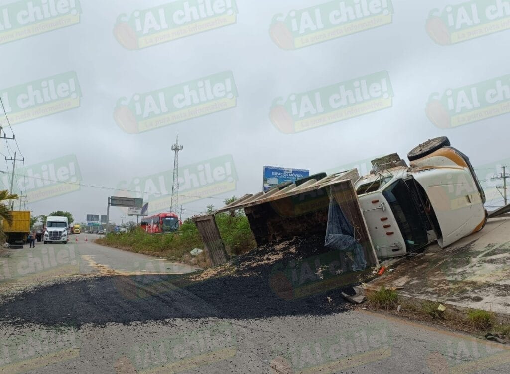 Yucatán. Chambeador se queda dormido y termina volcando su camión con ...