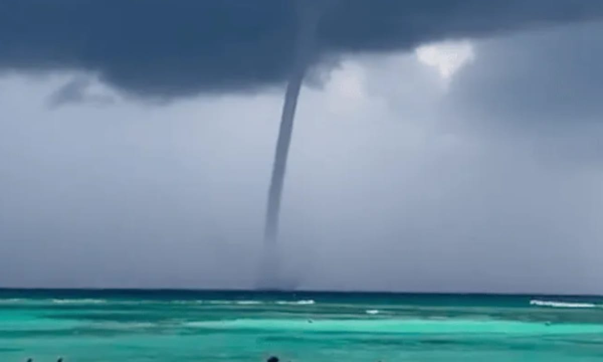 Tromba marina aterra a turistas en una playa de Tulum (VIDEO)