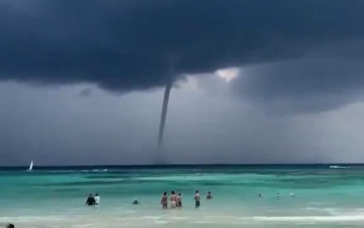 VIDEO. ¡El cielo se cae! Captan tromba marina en las playas de Tulum