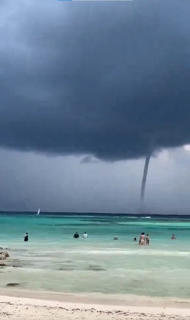 VIDEO. ¡El cielo se cae! Captan tromba marina en las playas de Tulum