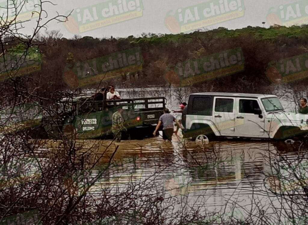 Don y su troca se dan tremendo chapuzón en la Moctezuma-El Cuyo (FOTOS)