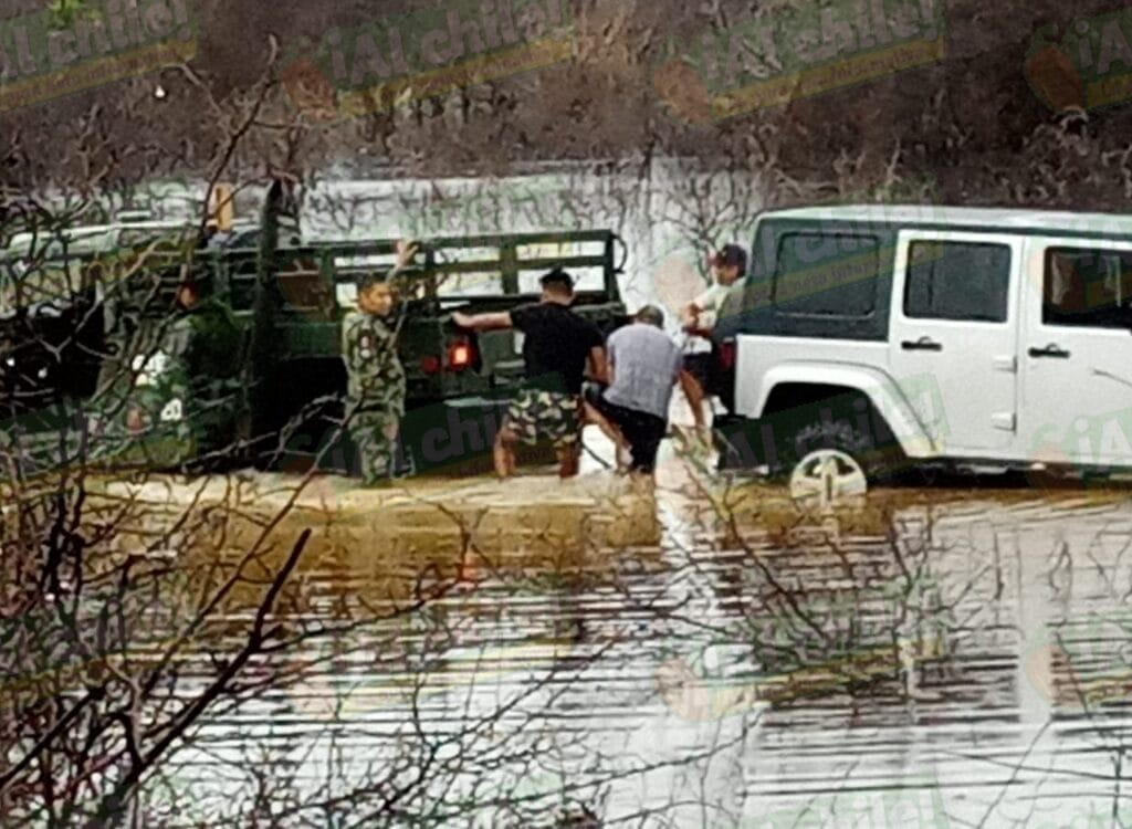 Don y su troca se dan tremendo chapuzón en la Moctezuma-El Cuyo (FOTOS)