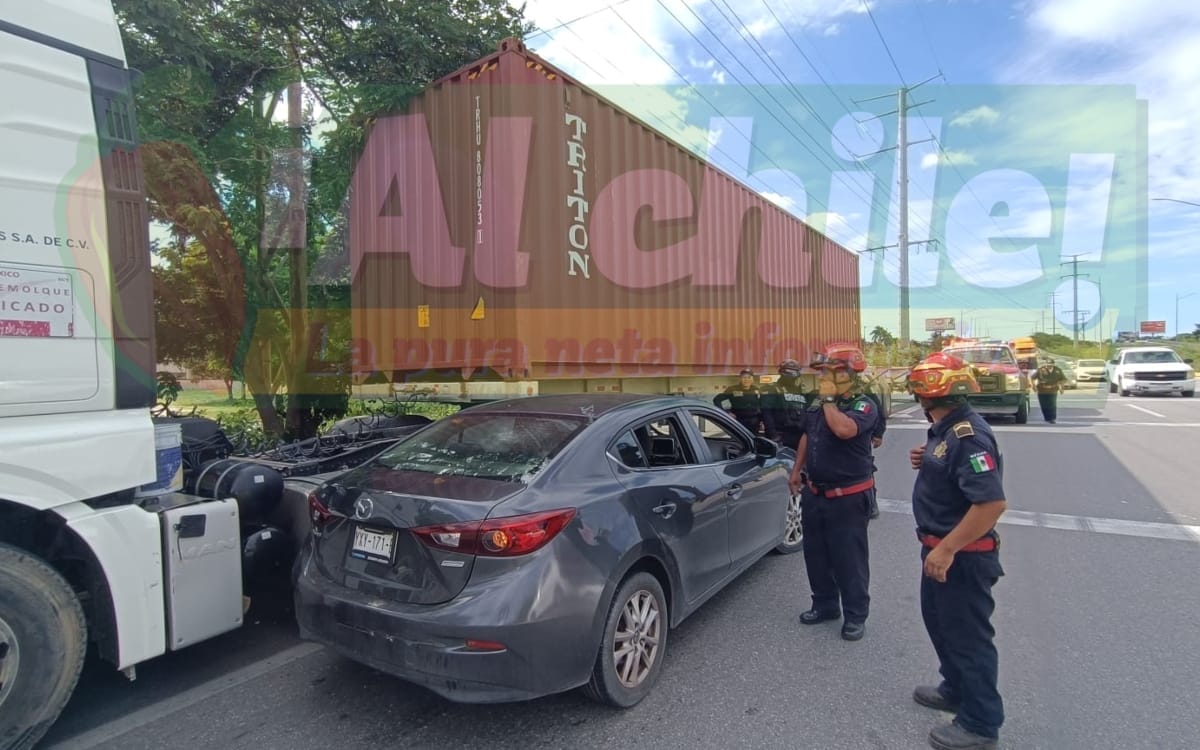 Fuerte choque entre tráiler y auto en la carretera Mérida - Progreso: El conductor corrió con suerte