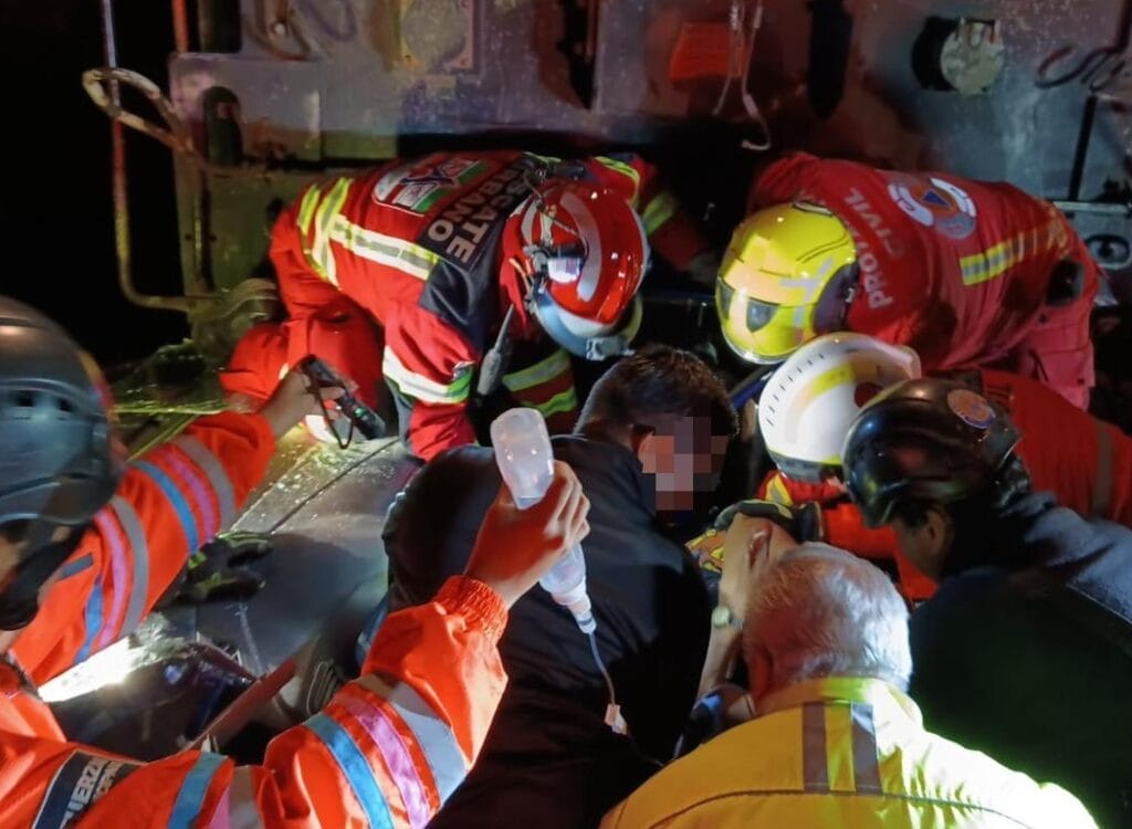Mueren dos mujeres tras ser arrolladas por un tren; su auto se quedó atorado en las vías (FOTOS ...